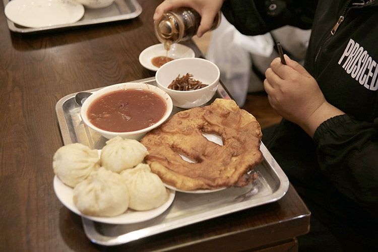 北京恢复堂食首日：炒肝、包子、油饼……京城重拾“烟火气”-千龙网·中国首都网